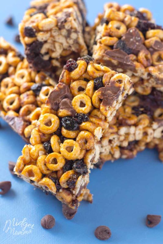 Chocolate Chip Cheerio Cereal Bars • MidgetMomma