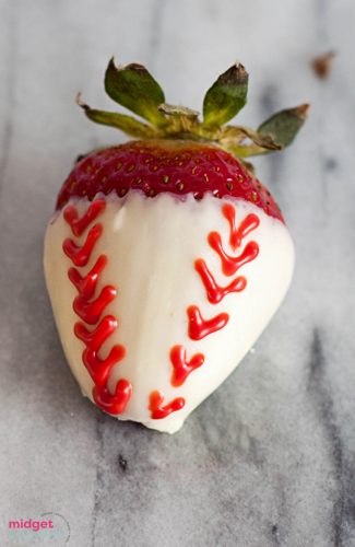 Baseball Chocolate Covered Strawberries • MidgetMomma