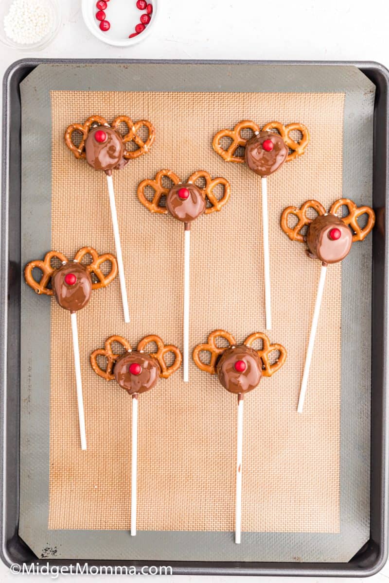 Reindeer Marshmallow Pops. Easy Christmas Treat Recipe