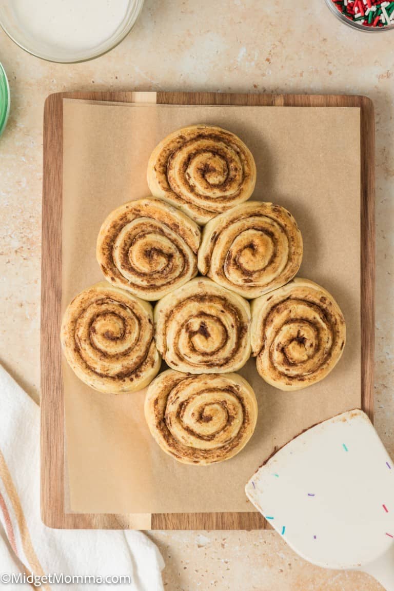 EASY Cinnamon Roll Christmas Tree • MidgetMomma