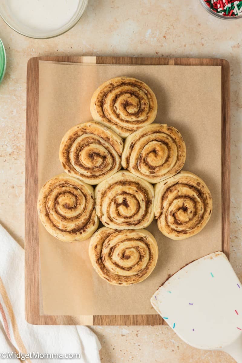 EASY Cinnamon Roll Christmas Tree • MidgetMomma