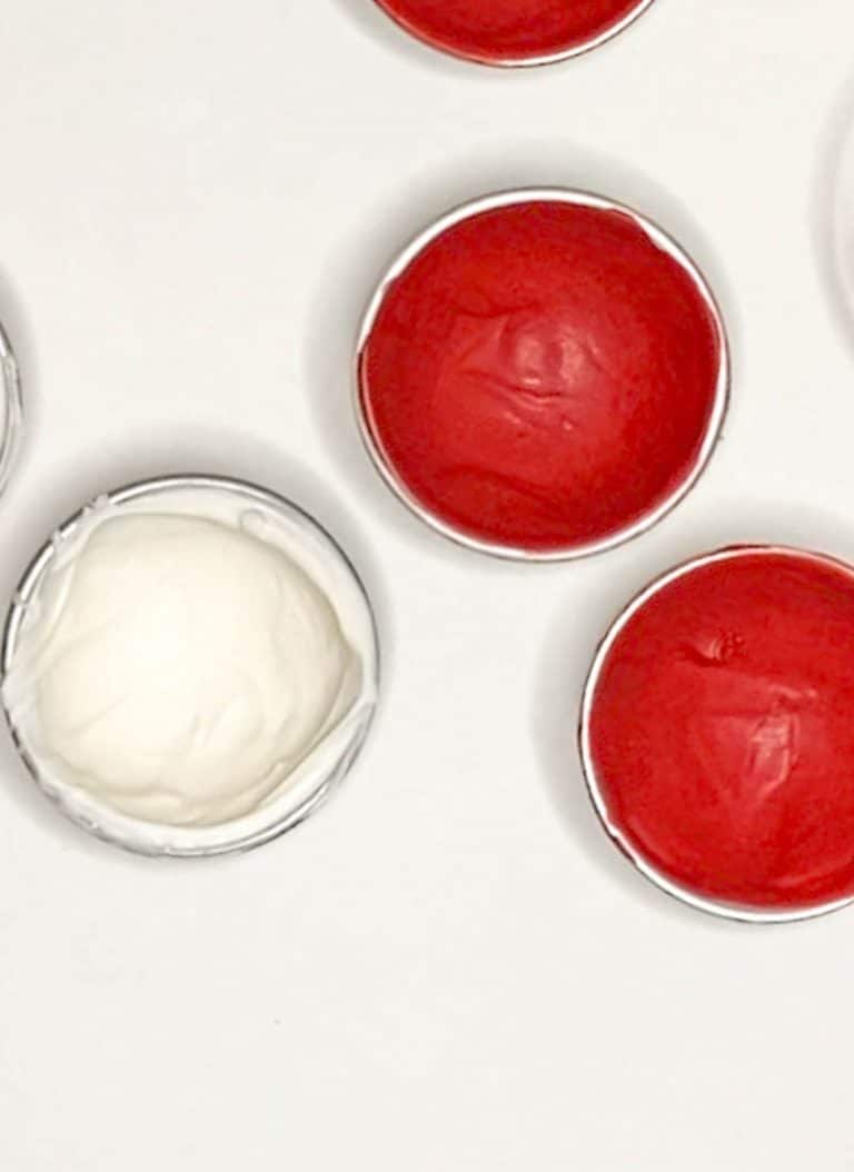 Santa Hot Chocolate Bombs (Easy Hot Chocolate Bombs) • MidgetMomma