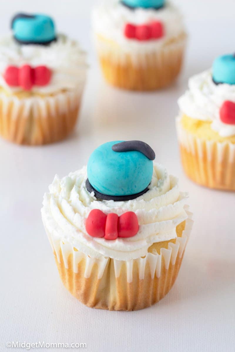 Donald Duck Cupcakes • MidgetMomma