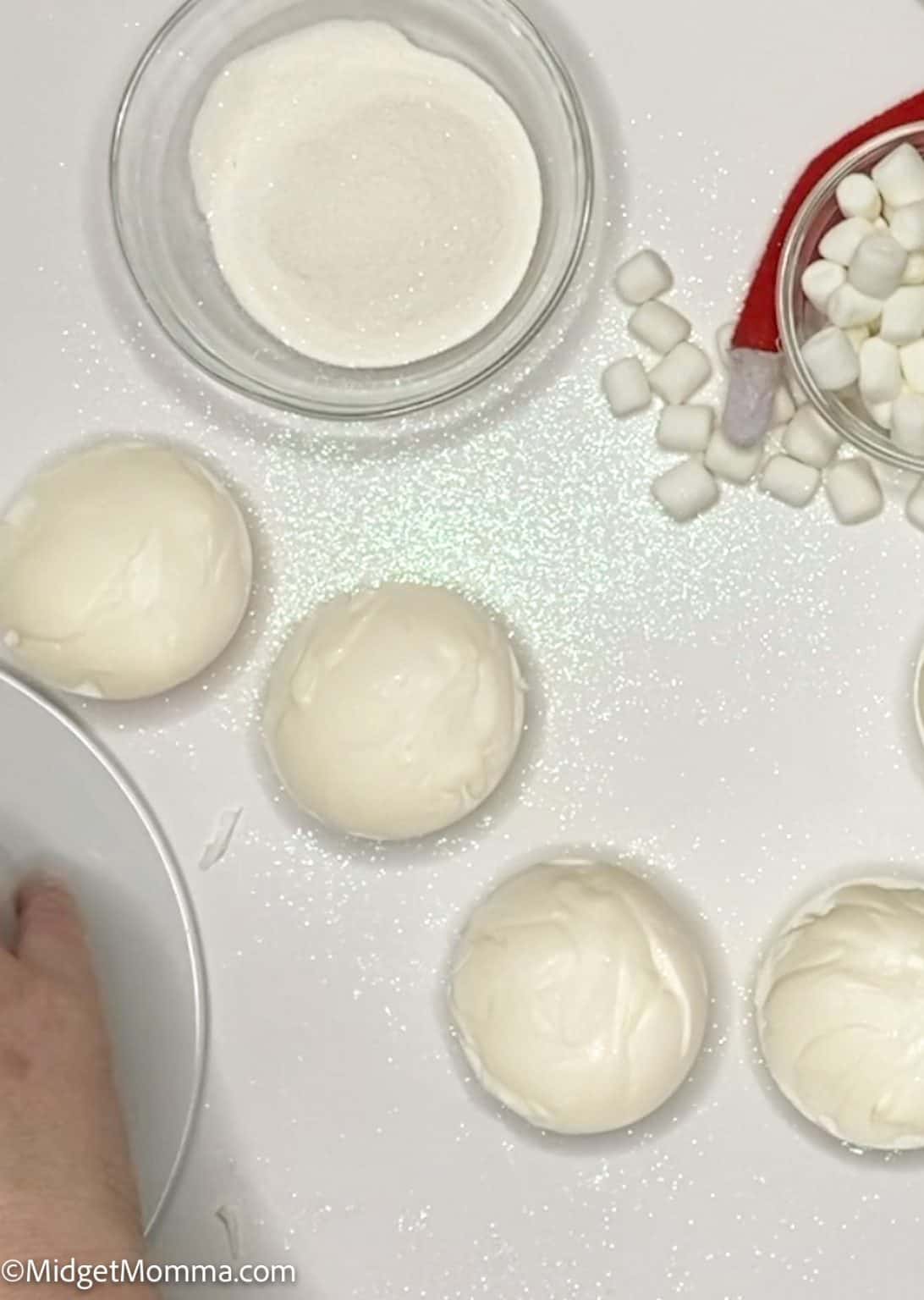 Snowball Hot Cocoa Bombs + Printable Instruction Card & Tag!